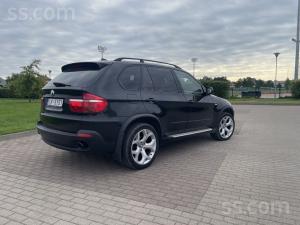 Black BMW X5 2007 in Riga, with an engine capacity of 3.00 L and mileage of 318 thousand km for 8995 €, photo 4 on AUTOMOTO.COM.LV