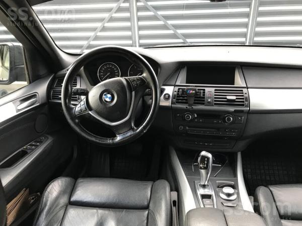 Black BMW X5 2007 in Riga, with an engine capacity of 3.00 L and mileage of 318 thousand km for 8995 €, photo 7 on AUTOMOTO.COM.LV