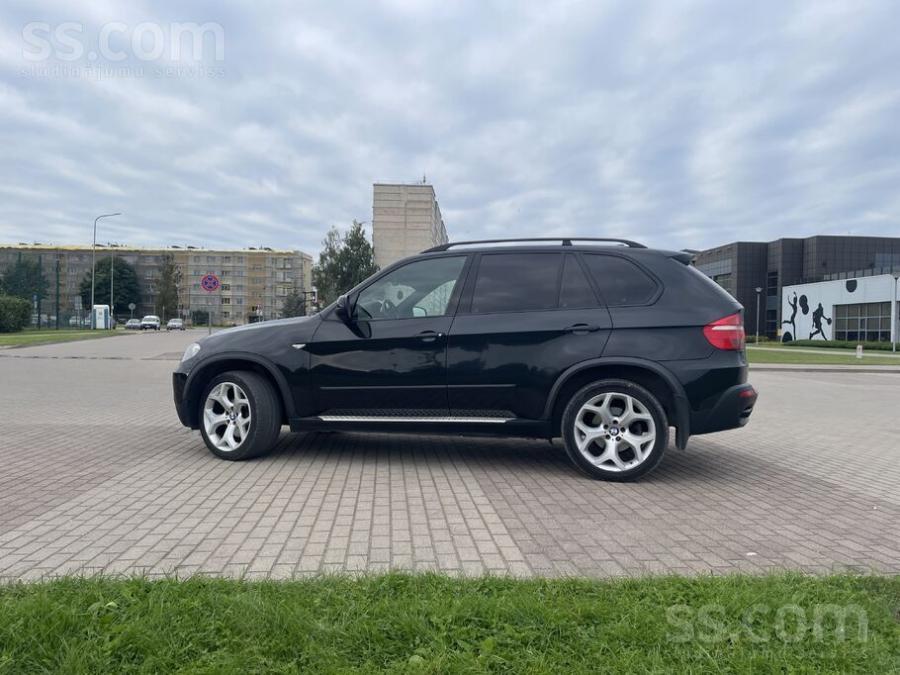 Black BMW X5 2007 in Riga, with an engine capacity of 3.00 L and mileage of 318 thousand km for 8995 €, photo 9 on AUTOMOTO.COM.LV