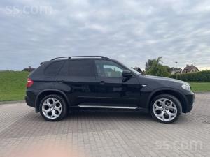 Black BMW X5 2007 in Riga, with an engine capacity of 3.00 L and mileage of 318 thousand km for 8995 €, photo 10 on AUTOMOTO.COM.LV