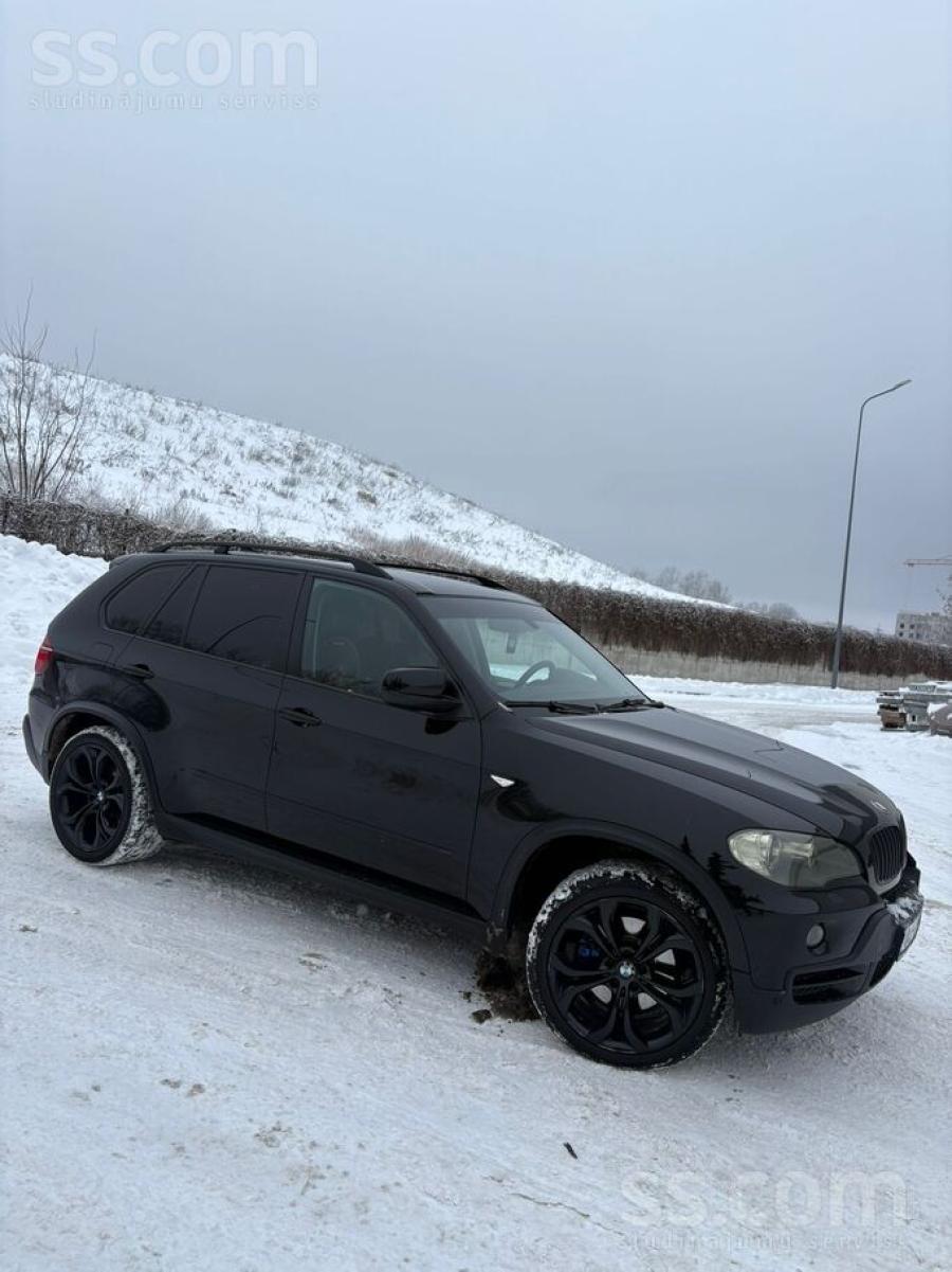 Black BMW X5 2007 in Riga, with an engine capacity of 3.00 L and mileage of 0 thousand km for 7280 €, photo 4 on AUTOMOTO.COM.LV