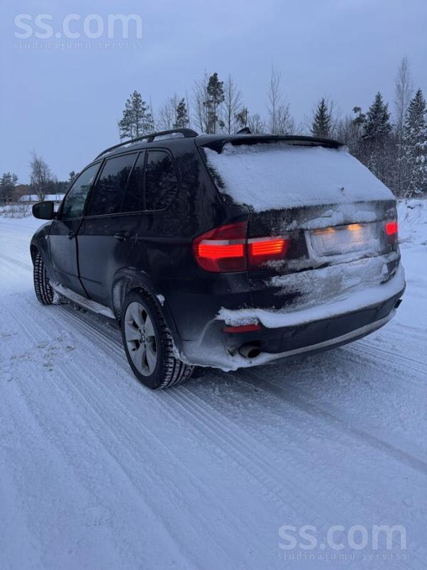 Black BMW X5 2007 in Valka, with an engine capacity of 3.00 L and mileage of 418 thousand km for 8555 €, photo 4 on AUTOMOTO.COM.LV