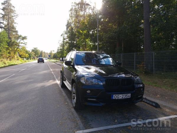Black BMW X5 2007 in Riga, with an engine capacity of 3.00 L and mileage of 353 thousand km for 9000 €, photo 8 on AUTOMOTO.COM.LV