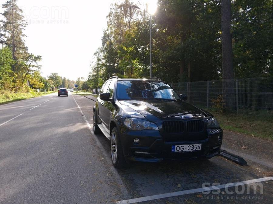 Black BMW X5 2007 in Riga, with an engine capacity of 3.00 L and mileage of 353 thousand km for 9000 €, photo 8 on AUTOMOTO.COM.LV