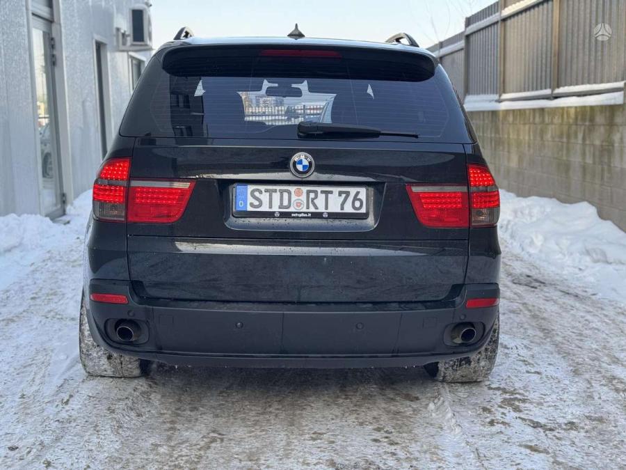 Black BMW X5 2007 in Vilnius, with an engine capacity of 2.99 L and mileage of 292 thousand km for 7790 €, photo 5 on AUTOMOTO.COM.LV