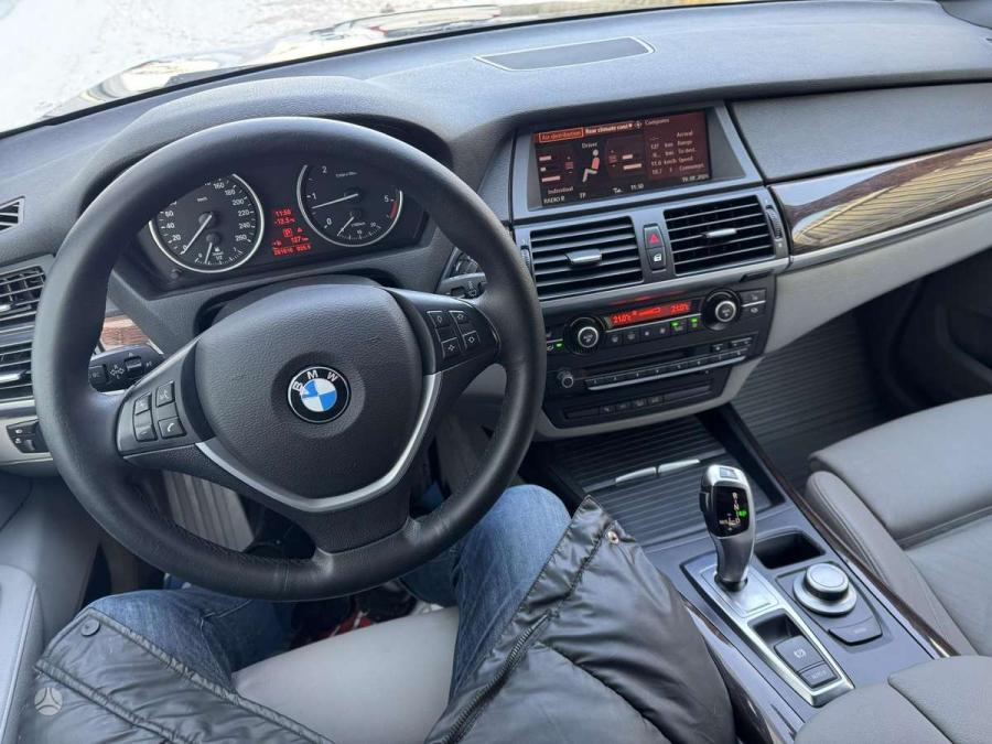 Black BMW X5 2007 in Vilnius, with an engine capacity of 2.99 L and mileage of 292 thousand km for 7790 €, photo 17 on AUTOMOTO.COM.LV