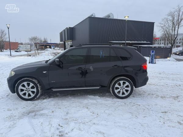 Black BMW X5 2007 in Kaunas, with an engine capacity of 3.00 L and mileage of 290 thousand km for 8490 €, photo 1 on AUTOMOTO.COM.LV