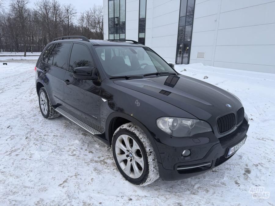 Black BMW X5 2007 in Kaunas, with an engine capacity of 3.00 L and mileage of 290 thousand km for 8250 €, photo 2 on AUTOMOTO.COM.LV
