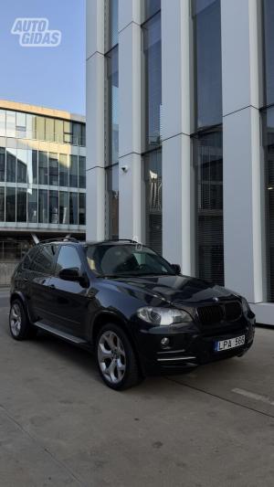 Melns BMW X5 2007 Viļņa, ar dzinēja tilpumu 3.00 L un nobraukumu 299 tūkst. km par 8200 €, foto  vietnē AUTOMOTO.COM.LV