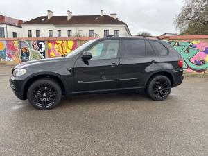 Black BMW X5 2007 in Vilnius, with an engine capacity of 3.00 L and mileage of 334 thousand km for 8500 €, photo 3 on AUTOMOTO.COM.LV