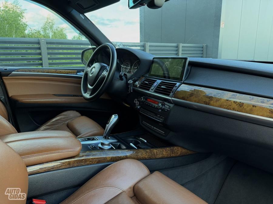 Black BMW X5 2007 in Vilnius, with an engine capacity of 3.00 L and mileage of 283 thousand km for 7100 €, photo 12 on AUTOMOTO.COM.LV