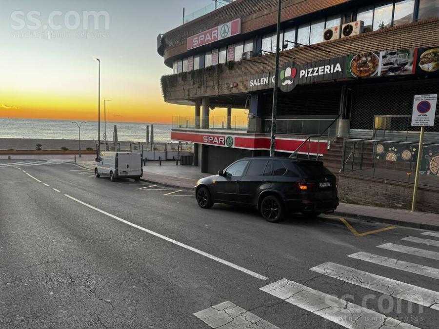 Black BMW X5 2007 in Riga, with an engine capacity of 3.00 L and mileage of 367 thousand km for 10390 €, photo 6 on AUTOMOTO.COM.LV