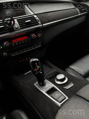 Black BMW X5 2007 in Riga, with an engine capacity of 3.00 L and mileage of 367 thousand km for 10390 €, photo 7 on AUTOMOTO.COM.LV
