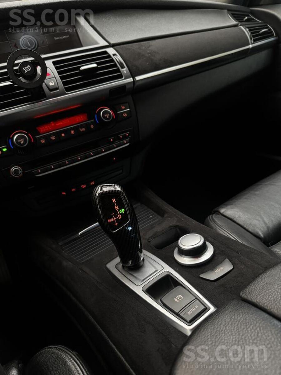 Black BMW X5 2007 in Riga, with an engine capacity of 3.00 L and mileage of 367 thousand km for 10390 €, photo 7 on AUTOMOTO.COM.LV