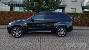 Black BMW X5 2007 in Riga, with an engine capacity of 3.00 L and mileage of 243 thousand km for 7950 €, photo 27 on AUTOMOTO.COM.LV