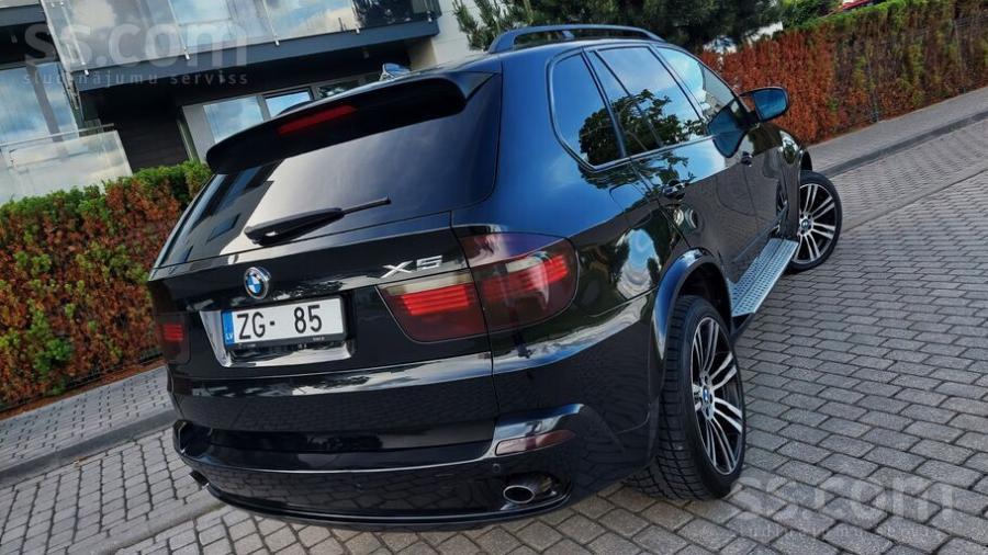 Black BMW X5 2007 in Riga, with an engine capacity of 3.00 L and mileage of 243 thousand km for 7950 €, photo 31 on AUTOMOTO.COM.LV