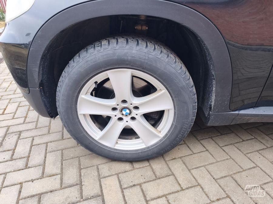 Black BMW X5 2007 in Birzai, with an engine capacity of 3.00 L and mileage of 283 thousand km for 7999 €, photo 10 on AUTOMOTO.COM.LV