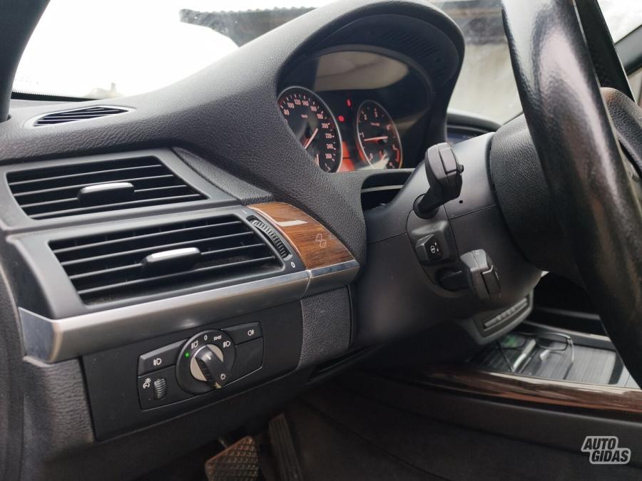 Black BMW X5 2007 in Birzai, with an engine capacity of 3.00 L and mileage of 283 thousand km for 7999 €, photo 17 on AUTOMOTO.COM.LV
