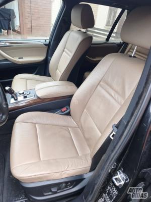Black BMW X5 2007 in Birzai, with an engine capacity of 3.00 L and mileage of 283 thousand km for 7999 €, photo 20 on AUTOMOTO.COM.LV