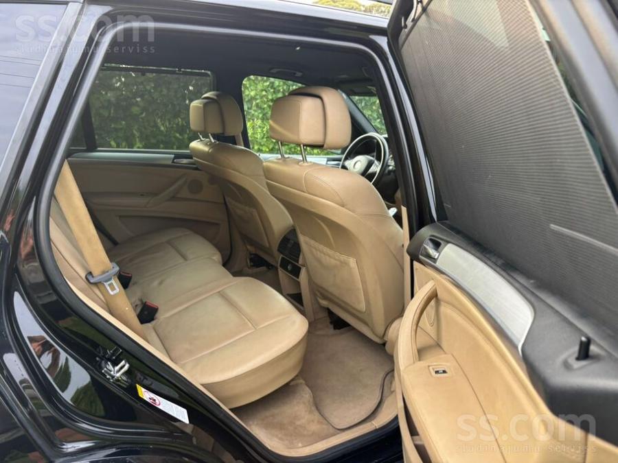 Black BMW X5 2007 in Jelgava, with an engine capacity of 3.00 L and mileage of 311 thousand km for 8999 €, photo 9 on AUTOMOTO.COM.LV
