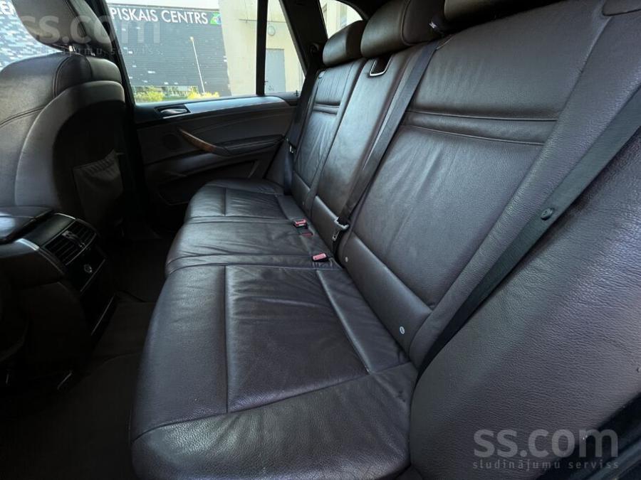 Black BMW X5 2007 in Jelgava, with an engine capacity of 3.00 L and mileage of 270 thousand km for 8450 €, photo 8 on AUTOMOTO.COM.LV