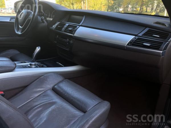 Black BMW X5 2007 in Jelgava, with an engine capacity of 3.00 L and mileage of 270 thousand km for 8450 €, photo 9 on AUTOMOTO.COM.LV