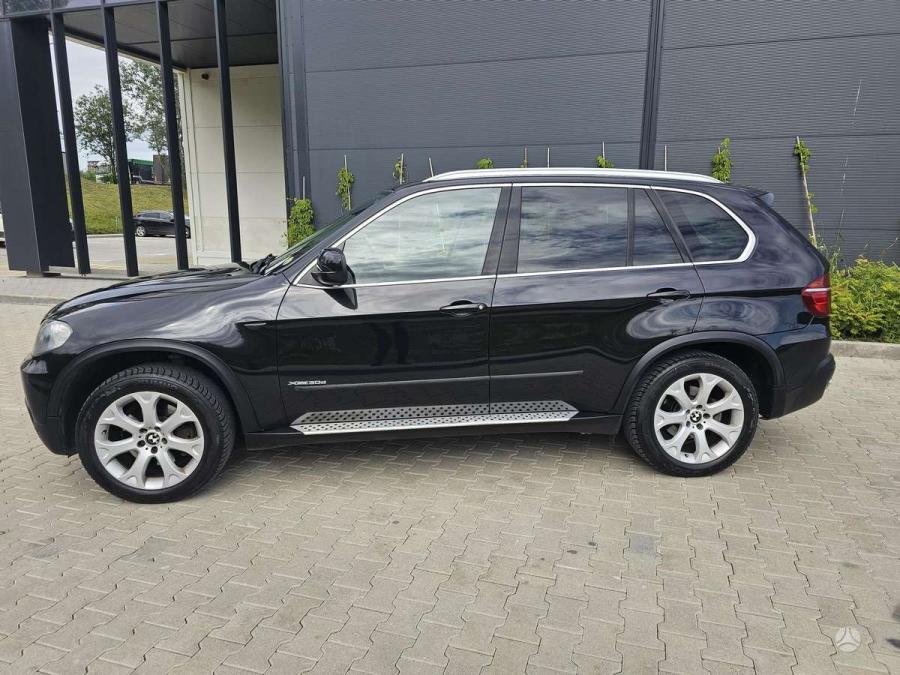 Black BMW X5 2007 in Vilnius, with an engine capacity of 3.00 L and mileage of 304 thousand km for 8250 €, photo 5 on AUTOMOTO.COM.LV