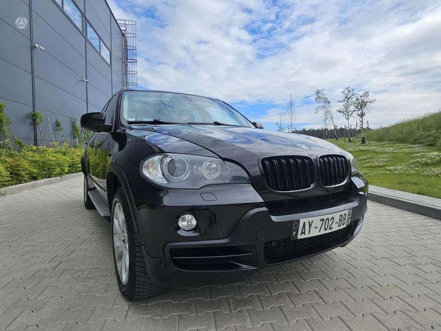 Black BMW X5 2007 in Vilnius, with an engine capacity of 3.00 L and mileage of 304 thousand km for 8250 €, photo 12 on AUTOMOTO.COM.LV