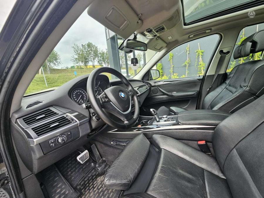 Black BMW X5 2007 in Vilnius, with an engine capacity of 3.00 L and mileage of 304 thousand km for 8250 €, photo 14 on AUTOMOTO.COM.LV