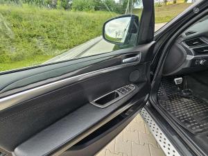 Black BMW X5 2007 in Vilnius, with an engine capacity of 3.00 L and mileage of 304 thousand km for 8250 €, photo 16 on AUTOMOTO.COM.LV
