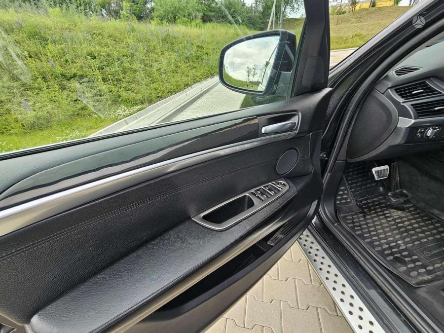 Black BMW X5 2007 in Vilnius, with an engine capacity of 3.00 L and mileage of 304 thousand km for 8250 €, photo 16 on AUTOMOTO.COM.LV