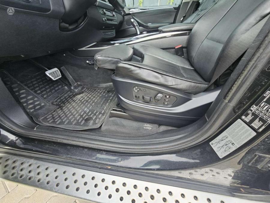 Black BMW X5 2007 in Vilnius, with an engine capacity of 3.00 L and mileage of 304 thousand km for 8250 €, photo 17 on AUTOMOTO.COM.LV