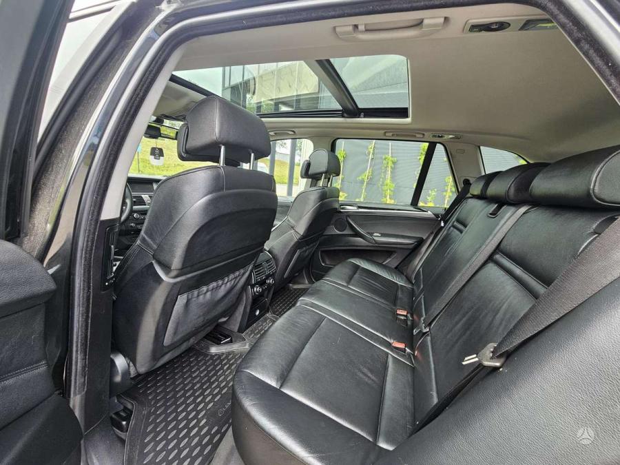 Black BMW X5 2007 in Vilnius, with an engine capacity of 3.00 L and mileage of 304 thousand km for 8250 €, photo 18 on AUTOMOTO.COM.LV