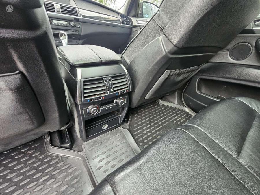 Black BMW X5 2007 in Vilnius, with an engine capacity of 3.00 L and mileage of 304 thousand km for 8250 €, photo 19 on AUTOMOTO.COM.LV