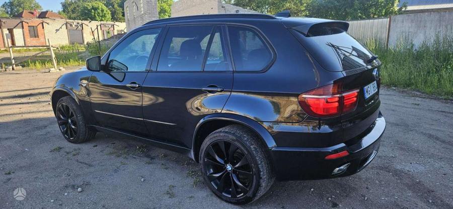 Black BMW X5 2007 in Ukmerge, with an engine capacity of 3.00 L and mileage of 277 thousand km for 8700 €, photo 5 on AUTOMOTO.COM.LV