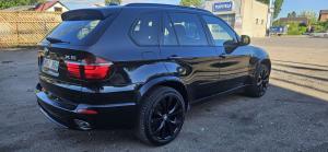 Black BMW X5 2007 in Ukmerge, with an engine capacity of 3.00 L and mileage of 277 thousand km for 8700 €, photo 7 on AUTOMOTO.COM.LV