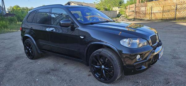 Black BMW X5 2007 in Ukmerge, with an engine capacity of 3.00 L and mileage of 277 thousand km for 8700 €, photo 7 on AUTOMOTO.COM.LV