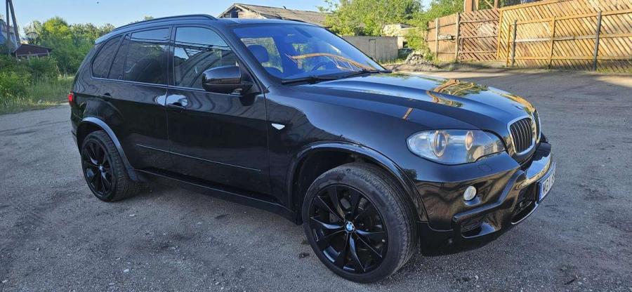 Black BMW X5 2007 in Ukmerge, with an engine capacity of 3.00 L and mileage of 277 thousand km for 8700 €, photo 8 on AUTOMOTO.COM.LV