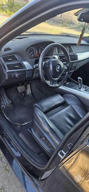 Black BMW X5 2007 in Ukmerge, with an engine capacity of 3.00 L and mileage of 277 thousand km for 8700 €, photo 9 on AUTOMOTO.COM.LV