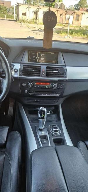 Black BMW X5 2007 in Ukmerge, with an engine capacity of 3.00 L and mileage of 277 thousand km for 8700 €, photo 14 on AUTOMOTO.COM.LV
