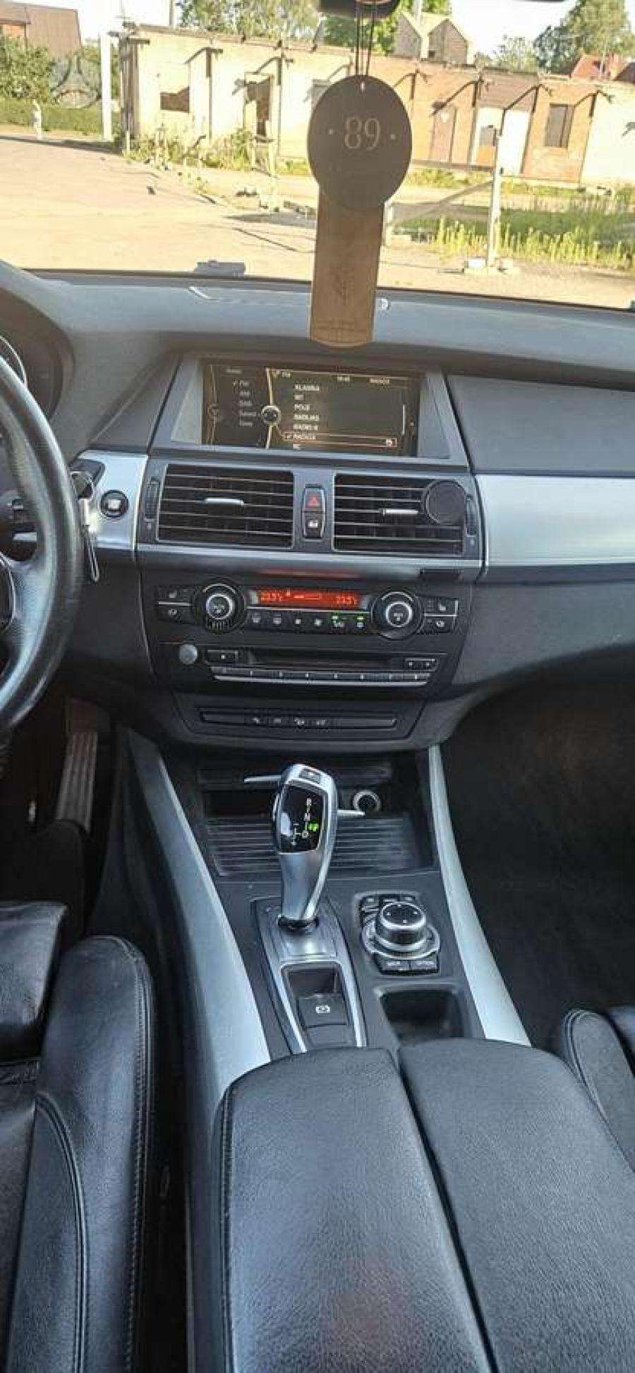 Black BMW X5 2007 in Ukmerge, with an engine capacity of 3.00 L and mileage of 277 thousand km for 8700 €, photo 14 on AUTOMOTO.COM.LV