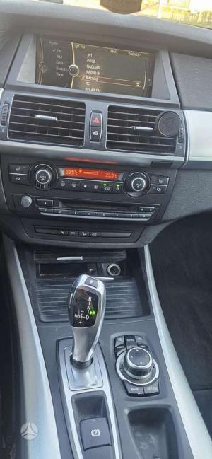 Black BMW X5 2007 in Ukmerge, with an engine capacity of 3.00 L and mileage of 277 thousand km for 8700 €, photo 18 on AUTOMOTO.COM.LV