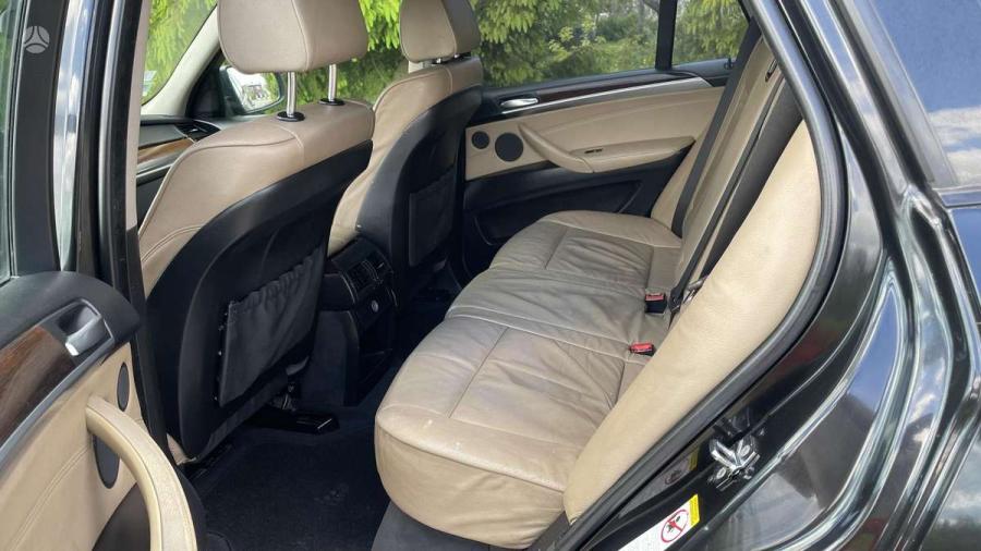 Black BMW X5 2007 in Kelme, with an engine capacity of 2.99 L and mileage of 296 thousand km for 5500 €, photo 8 on AUTOMOTO.COM.LV