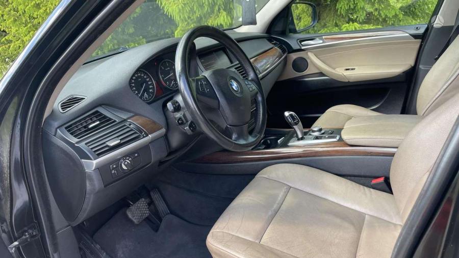 Black BMW X5 2007 in Kelme, with an engine capacity of 2.99 L and mileage of 296 thousand km for 5500 €, photo 9 on AUTOMOTO.COM.LV