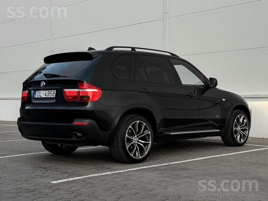 Black BMW X5 2007 in Riga, with an engine capacity of 3.00 L and mileage of 320 thousand km for 12500 €, photo 3 on AUTOMOTO.COM.LV