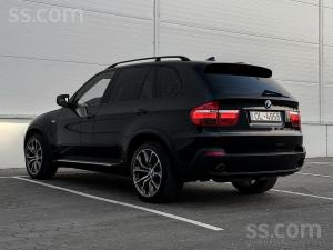 Black BMW X5 2007 in Riga, with an engine capacity of 3.00 L and mileage of 320 thousand km for 12500 €, photo 5 on AUTOMOTO.COM.LV