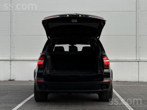Black BMW X5 2007 in Riga, with an engine capacity of 3.00 L and mileage of 320 thousand km for 12500 €, photo 9 on AUTOMOTO.COM.LV