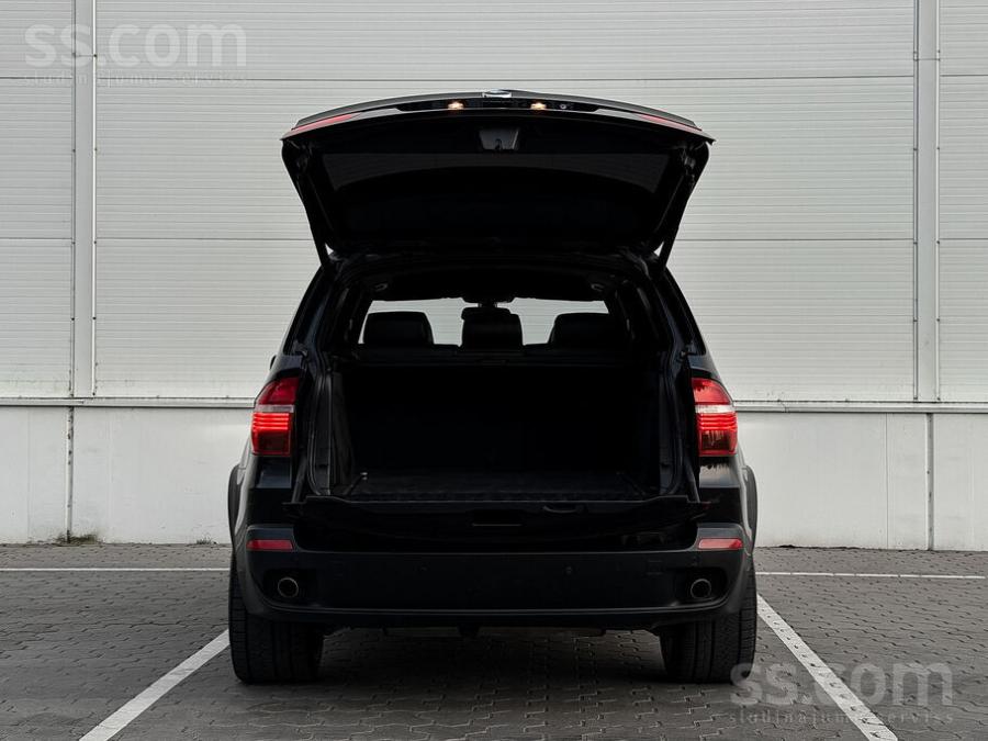 Black BMW X5 2007 in Riga, with an engine capacity of 3.00 L and mileage of 320 thousand km for 12500 €, photo 9 on AUTOMOTO.COM.LV