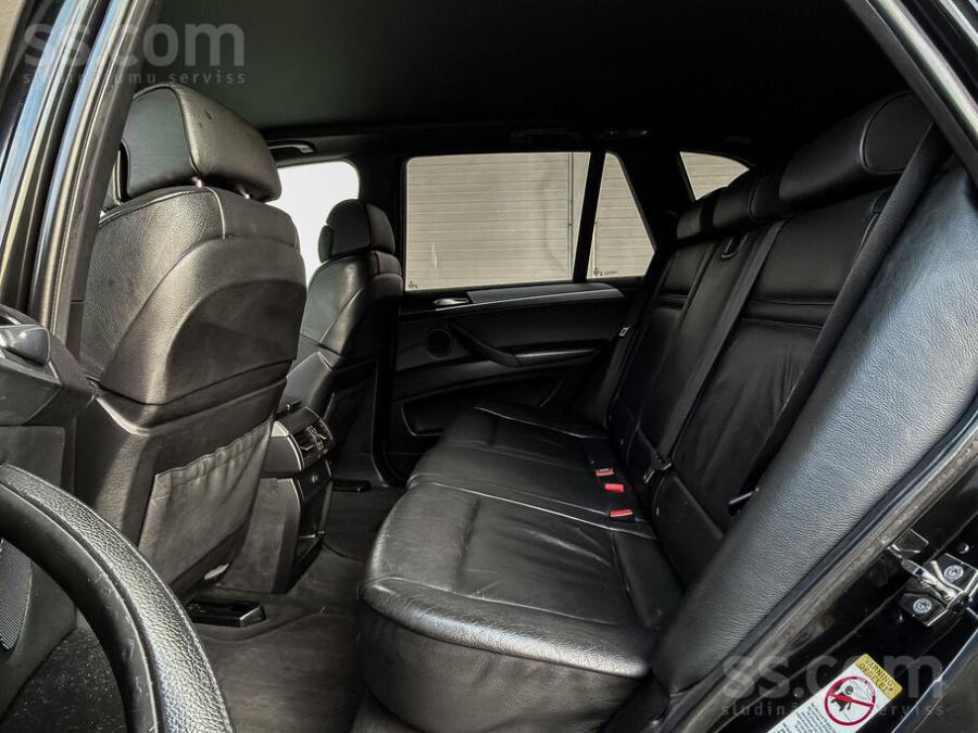 Black BMW X5 2007 in Riga, with an engine capacity of 3.00 L and mileage of 320 thousand km for 12500 €, photo 16 on AUTOMOTO.COM.LV