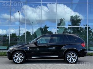 Black BMW X5 2007 in Rezekne, with an engine capacity of 3.00 L and mileage of 358 thousand km for 7990 €, photo 8 on AUTOMOTO.COM.LV